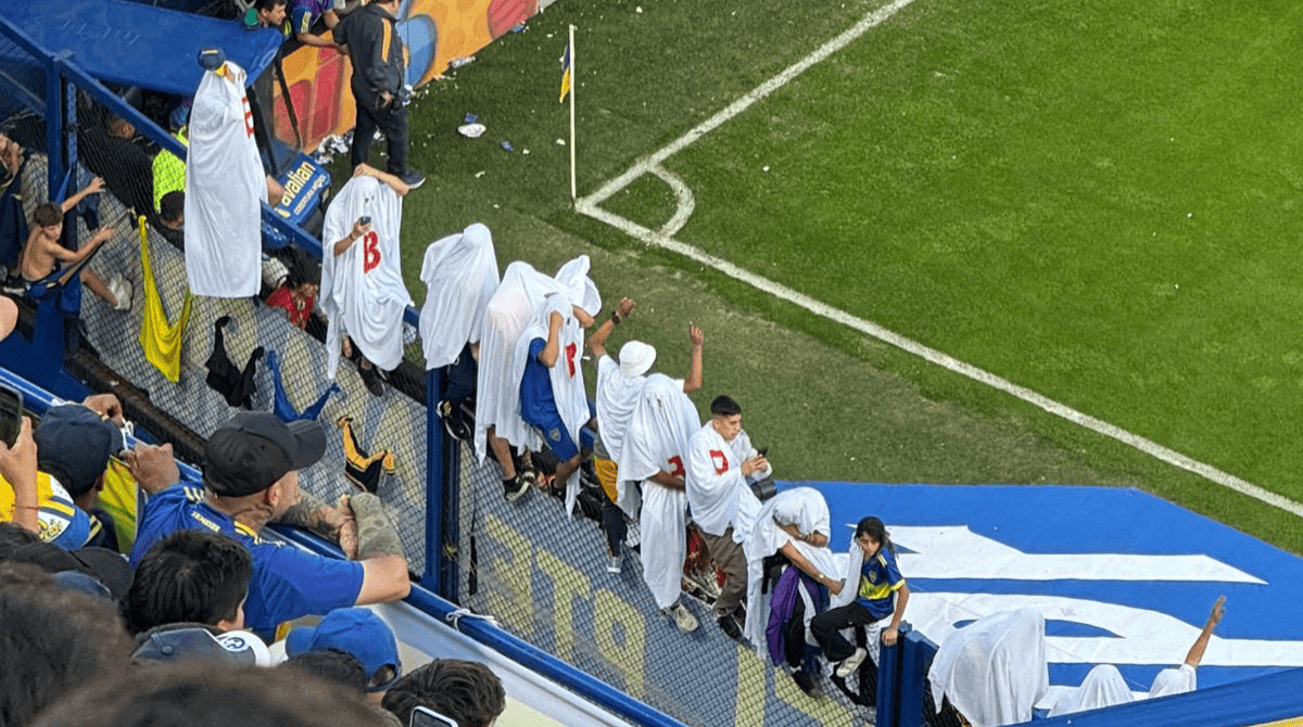 Torcedores do Boca Juniors provocam o River Plate com fantasias de ...