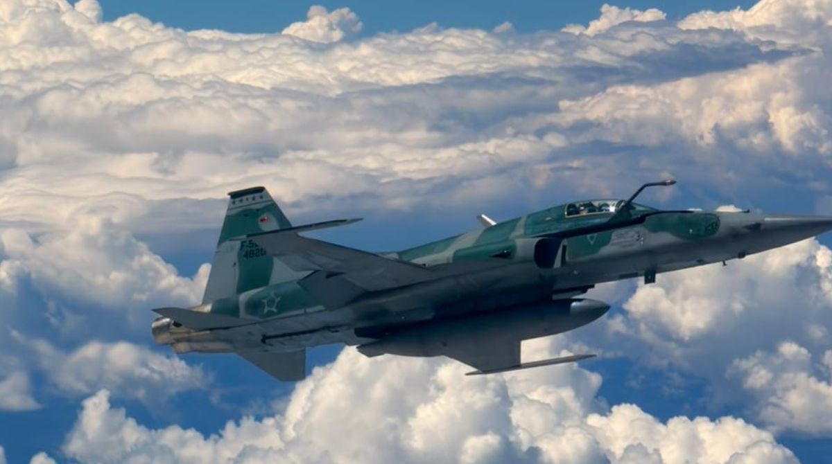 Caça da FAB faz 'blitz aérea' em avião particular