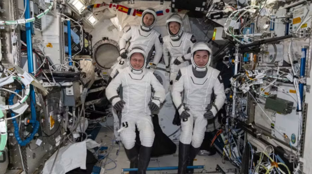 Tripulação da Nasa aterrissa após retorno antecipado